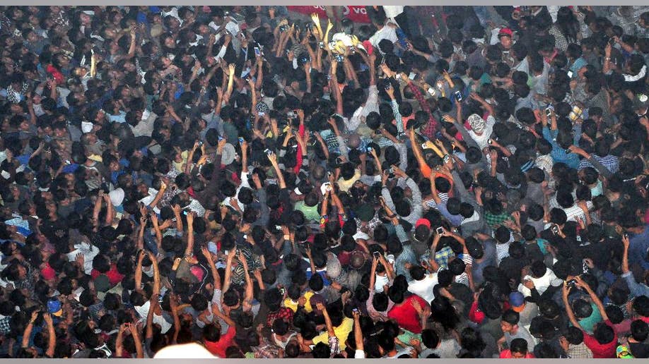 Indian mob overruns prison, drags away and lynches man accused of rape ...