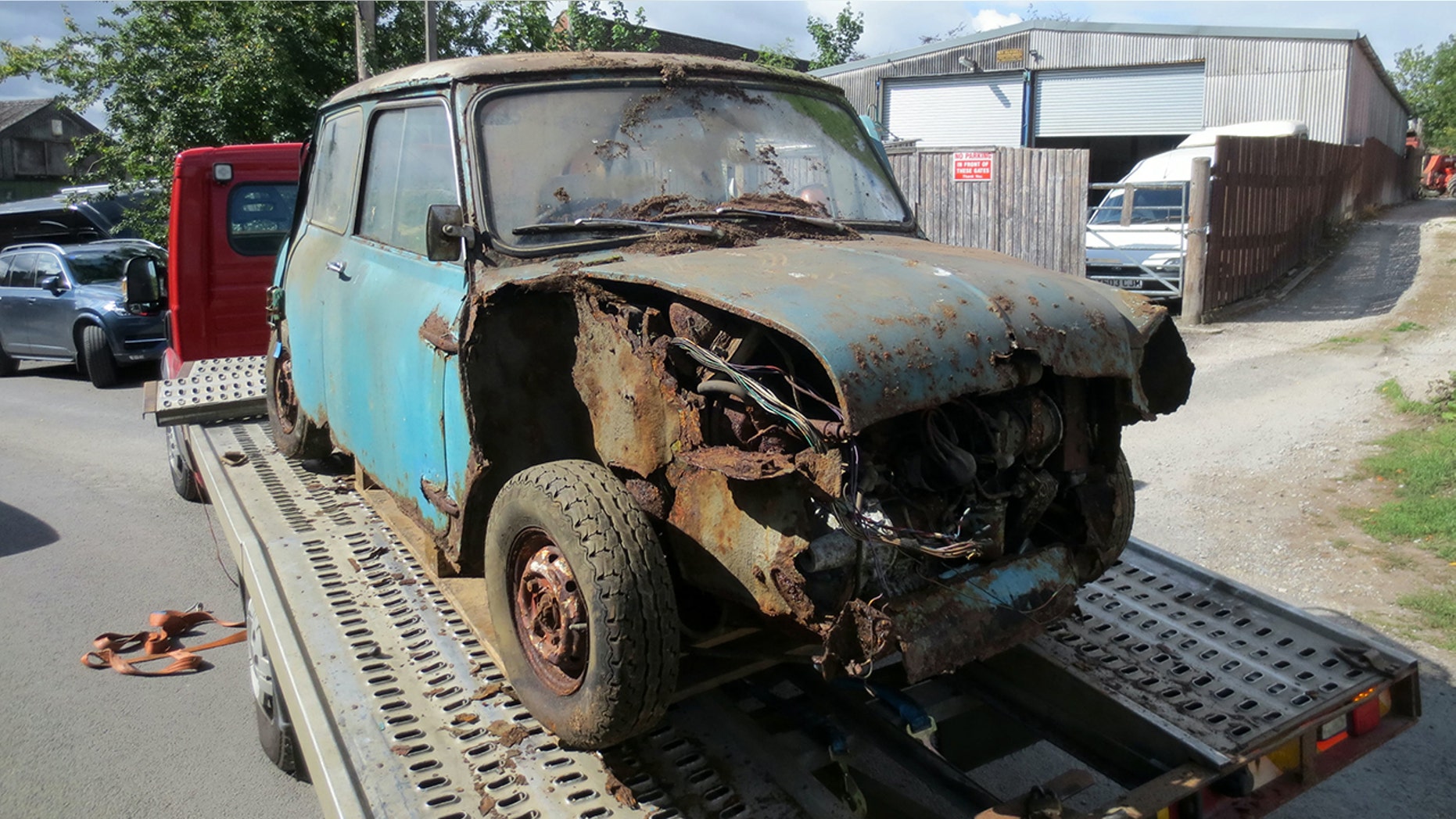 Rusty little Mini Cooper stored 40 years sold for big bucks at auction ...