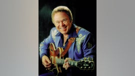 Roy Clark, country music legend and 'Hee Haw' star, dead at 85 | Fox News