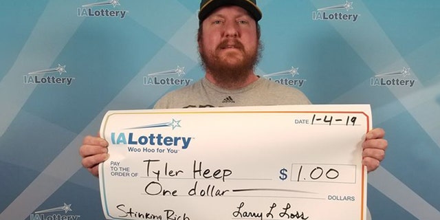 Iowa man wins $1 in lottery, celebrates with giant check | Fox News
