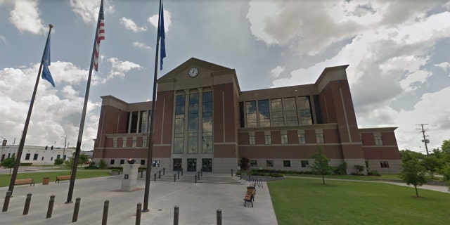 Bed bugs falling off lawyer's clothing forces Oklahoma courthouse to ...