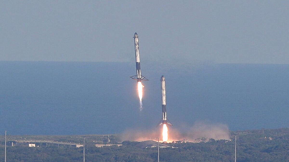 Spacex Successfully Launches Falcon Heavy Worlds Most Powerful Rocket