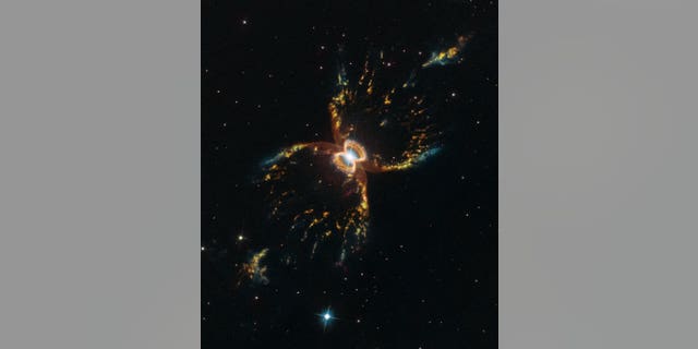 The Hubble just took a gorgeous new image of the Southern Crab Nebula's ...