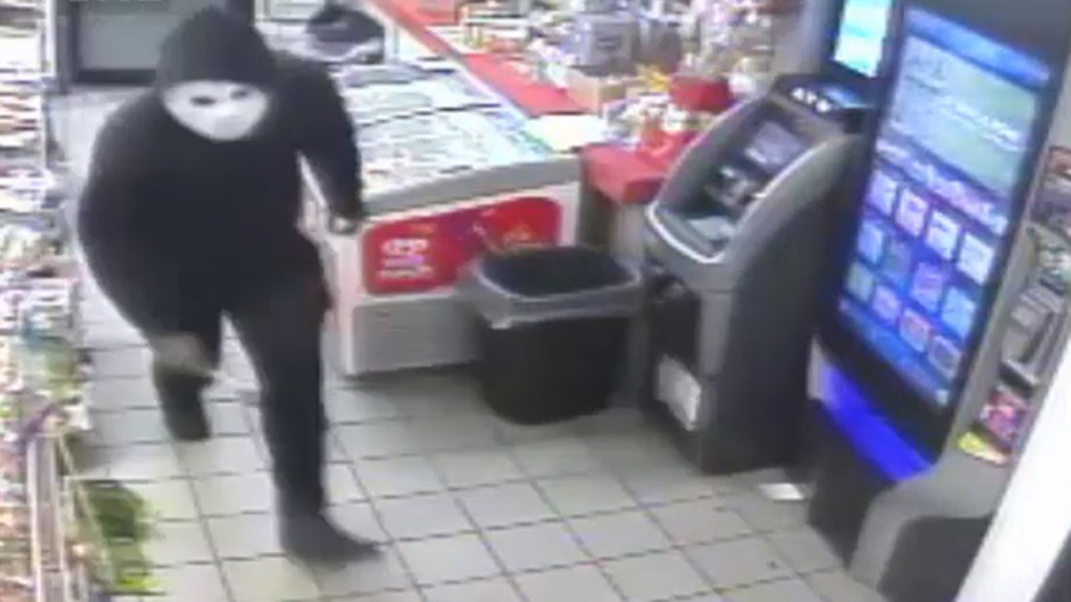 Masked man seen attacking Philadelphia gas station worker with hammer ...