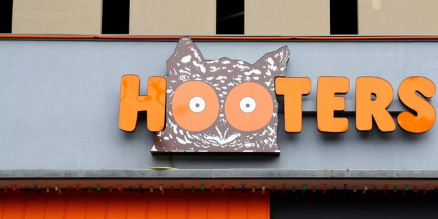 Florida deputies find body in pond next to Hooters restaurant | Fox News