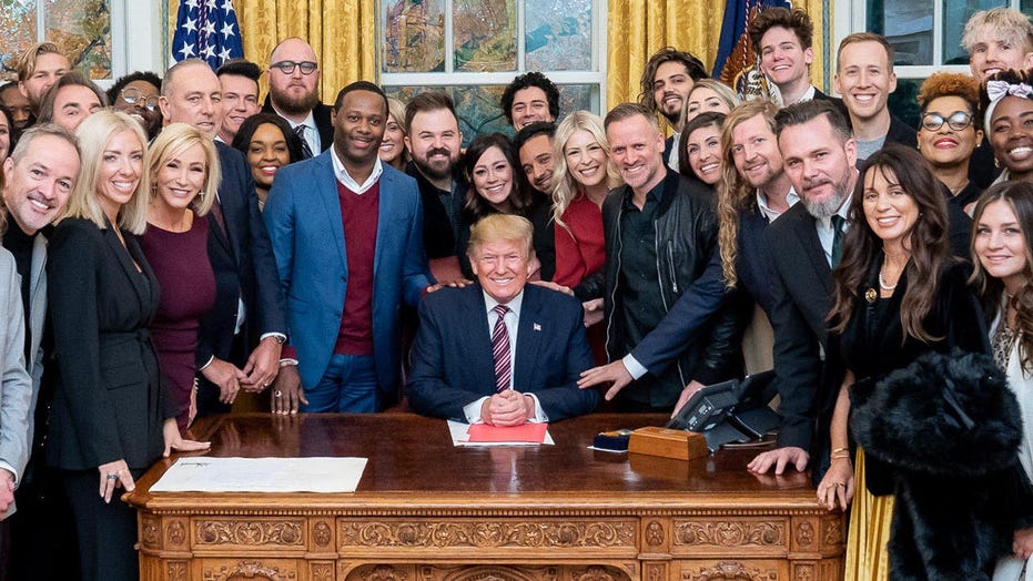 Pastors Worship Leaders Pray For Trump In Oval Office Amid Impeachment