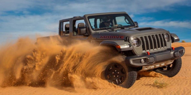 Chicago Auto Show: High performance 'Desert Rated' Jeep Gladiator ...