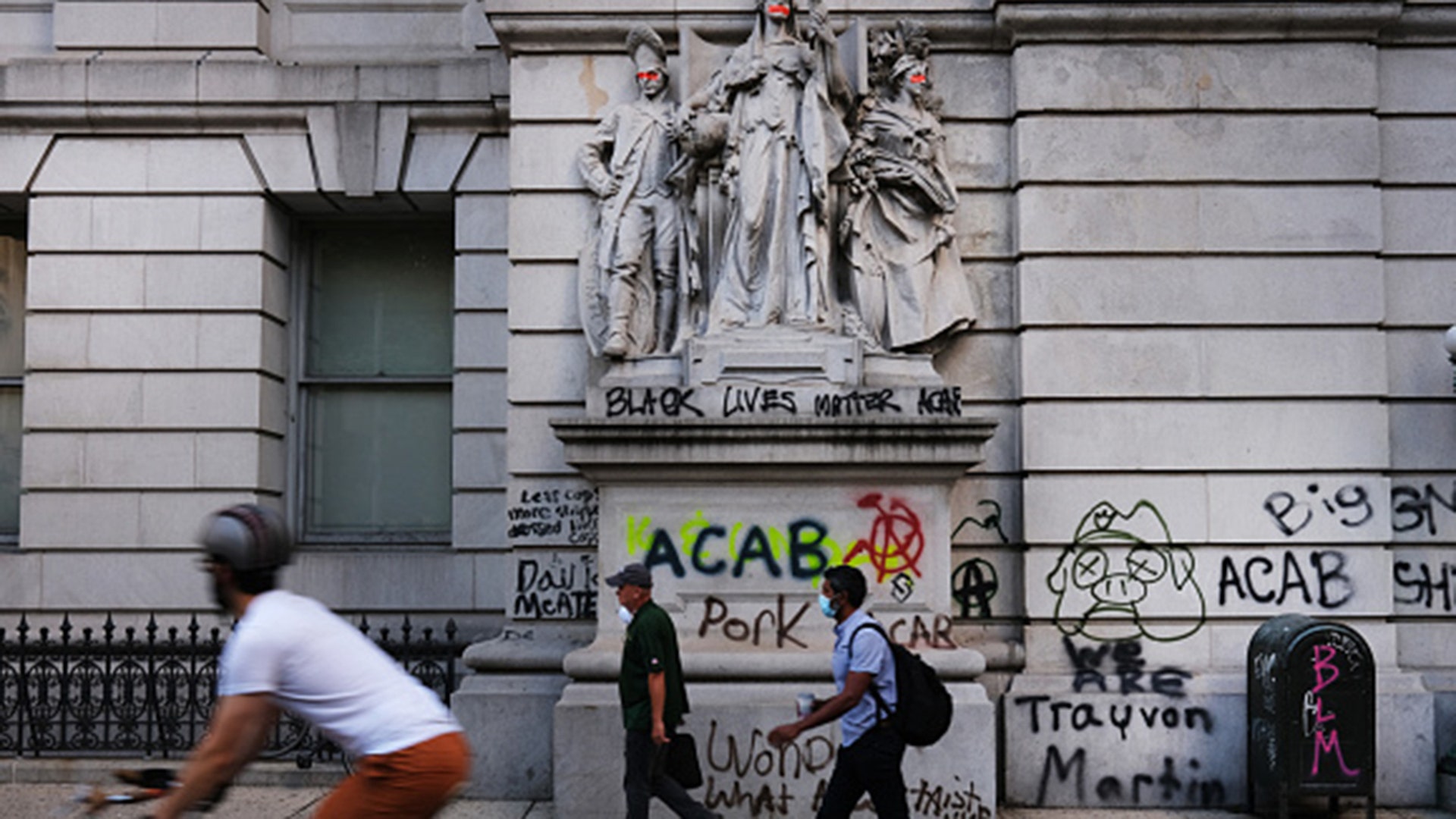 Manhattan covered in graffiti as demonstrators say NYPD budget cuts not ...