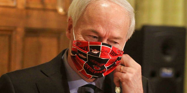 Coronavirus: Arkansas, Colorado mandate face coverings to fight surge ...