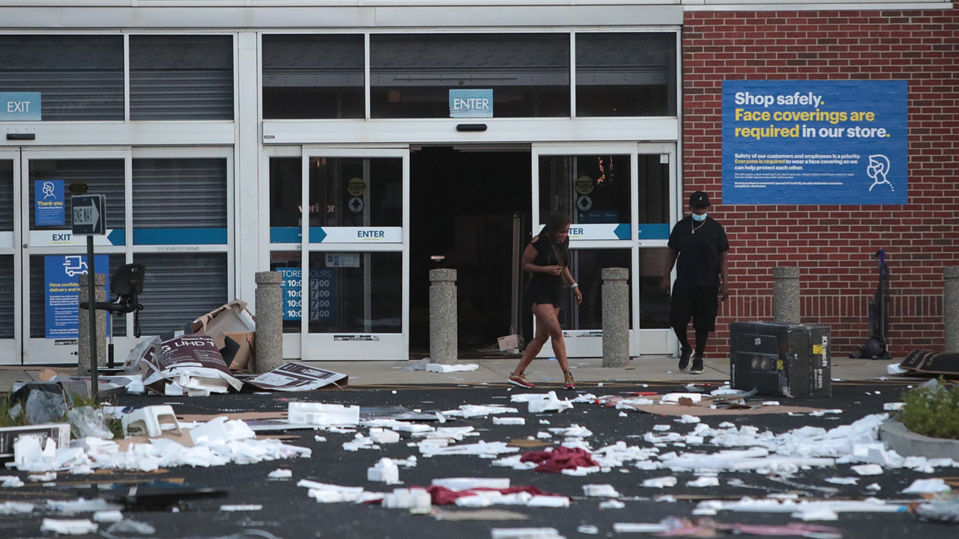 Shots fired in downtown Chicago as crowds clash with police | Fox News