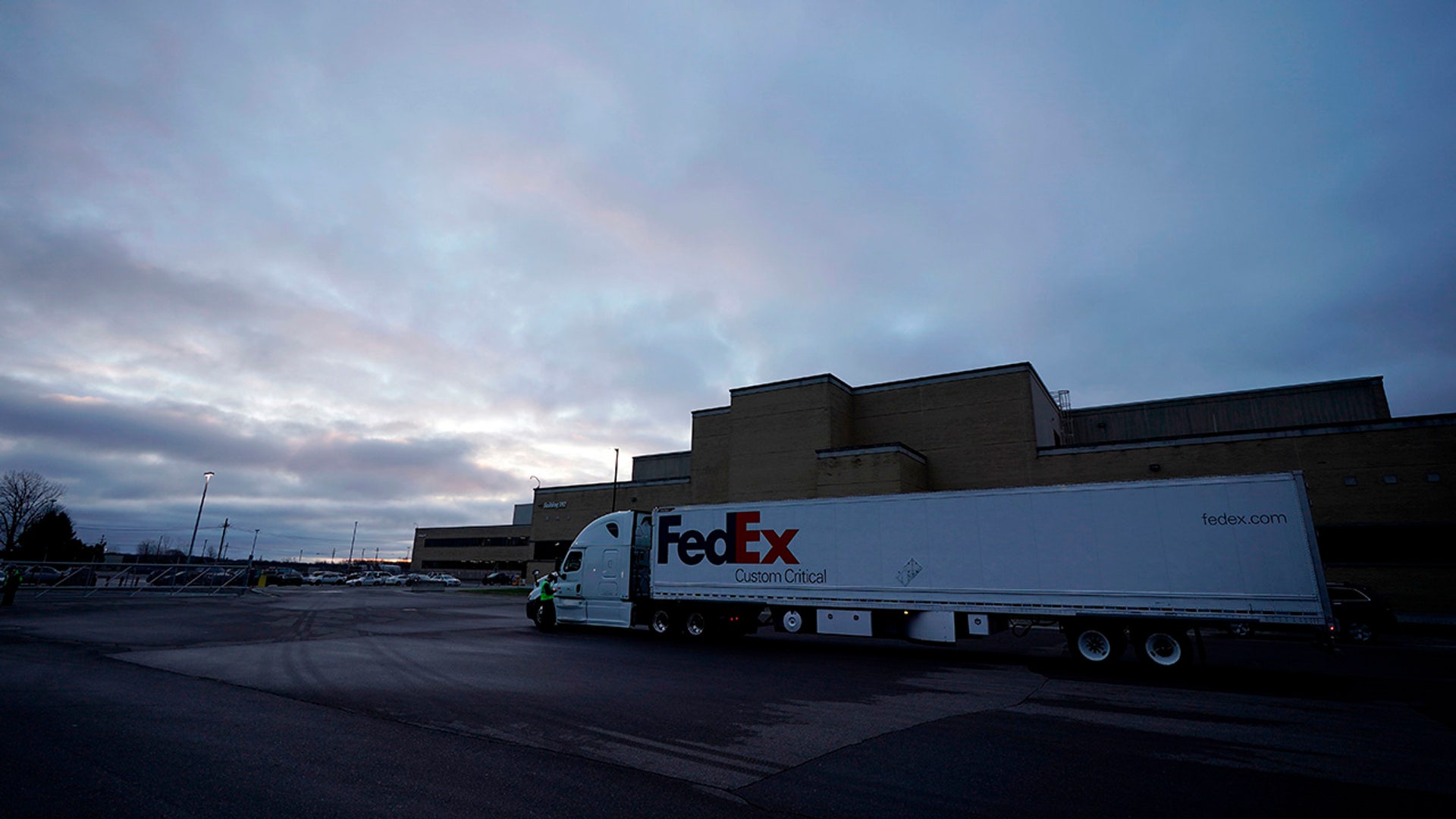 US set for first COVID-19 shots as shipments begin arriving | Fox News