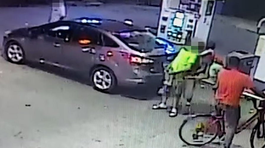 Dc Robbery Suspects Caught On Camera Wrestling Victim To Ground
