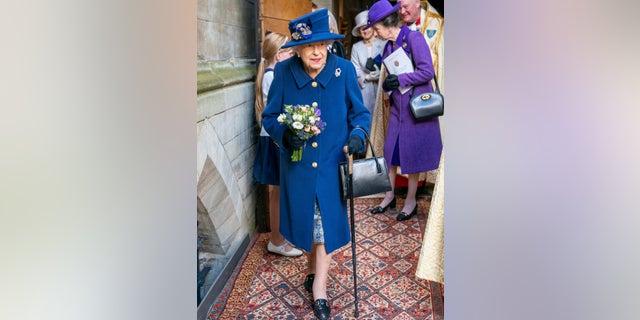 Queen Elizabeth II uses a cane for first time at major public event ...