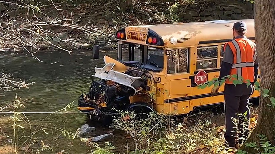 Pennsylvania school bus carrying 29 students plunges into creek, crash ... Pennsylvania school bus carrying 29 students plunges into creek, crash ...