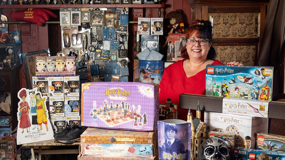 Woman Has The World s Largest Harry Potter Memorabilia Collection Montelagocelticfestival woman-has-the-world-s-largest-harry-potter-memorabilia-collection-montelagocelticfestival