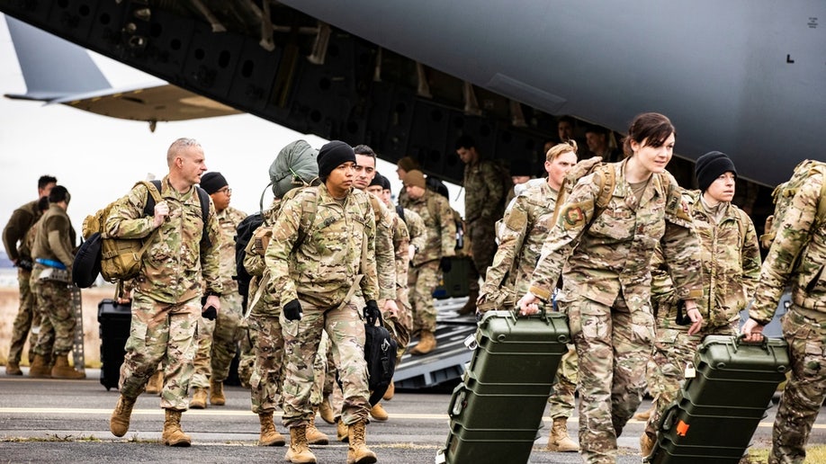 US combat soldiers land in Poland amid Russia-Ukraine tensions | Fox News US combat soldiers land in Poland amid Russia-Ukraine tensions | Fox News