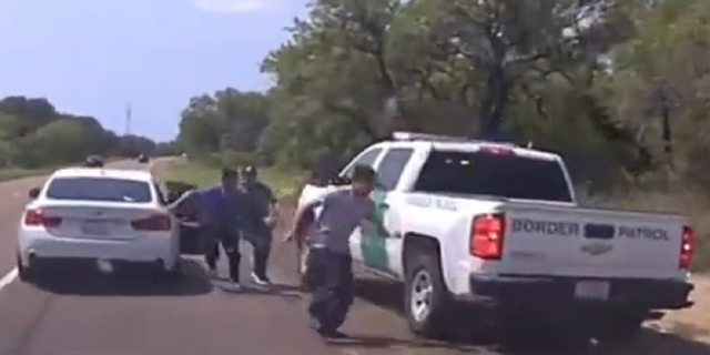 Smuggler leads Texas officers on high-speed chase after 5 migrants bail ... Smuggler leads Texas officers on high-speed chase after 5 migrants bail ...