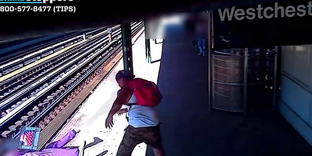 Nyc Police Arrest Man Seen Throwing Woman Onto Subway Tracks In Broad