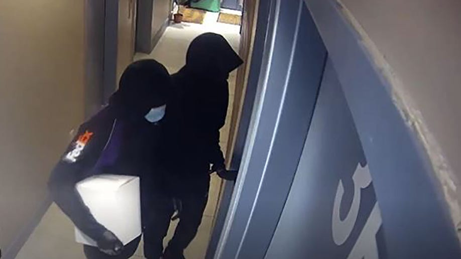 Nyc Robbery Suspects Impersonated Fedex Workers To Force Way Into
