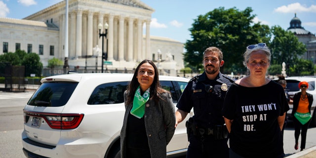 Rod Blagojevich swipes AOC for 'pretending' to be handcuffed: 'When I ...