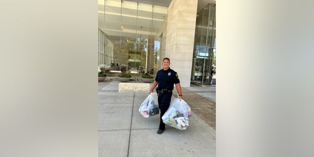 Dallas police officers distribute new shoes to kids who need them | Fox ...