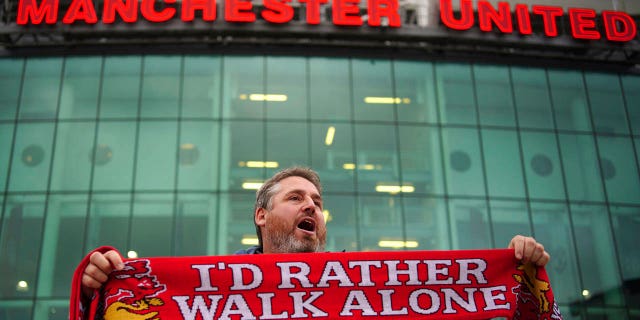 Furious Manchester United fans protest ownership ahead of Liverpool ...