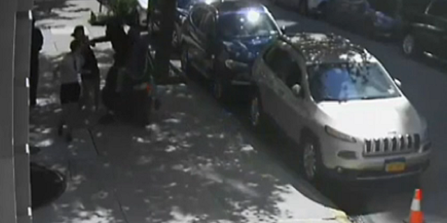 New York City Woman Fights Off Pair Of Moped Riding Robbers Police