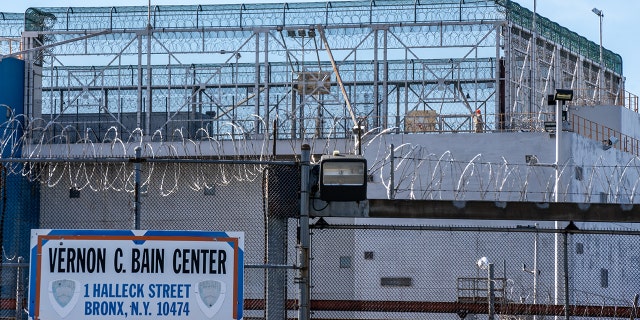 NYC robbery suspect dead after hurling himself off Bronx jail barge ...