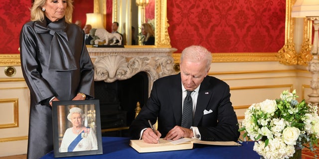 President Biden, first lady Jill Biden, other leaders pay respects to ... President Biden, first lady Jill Biden, other leaders pay respects to ...