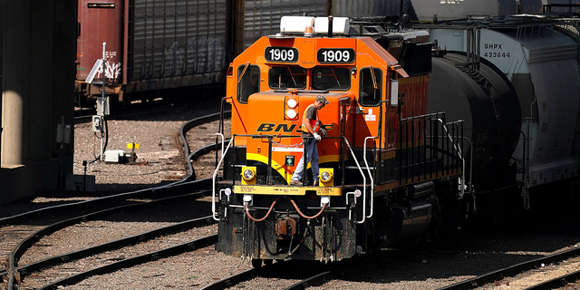 Tentative agreement reached to avoid rail strike, FL gov flies illegals ... Tentative agreement reached to avoid rail strike, FL gov flies illegals ...