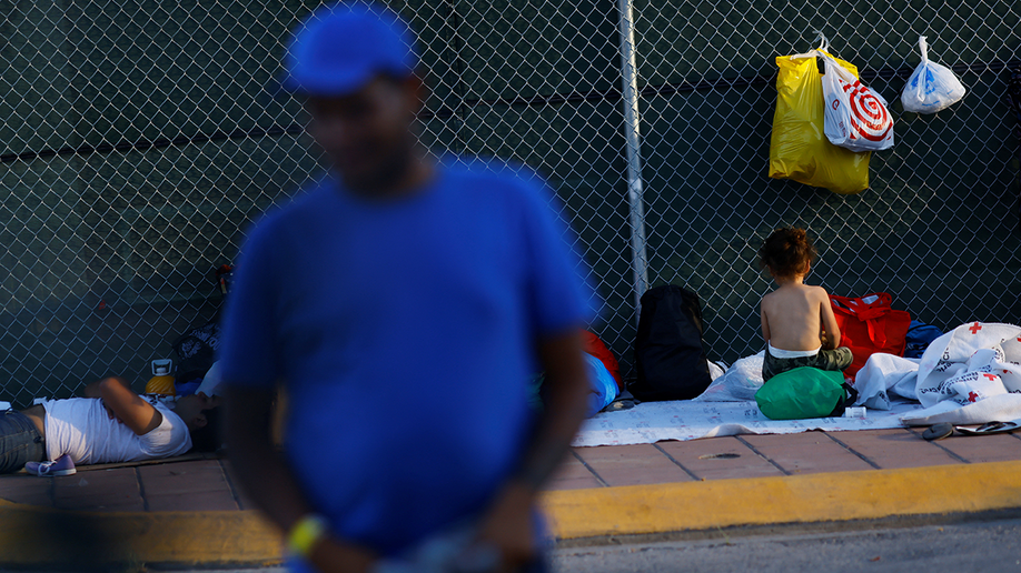 Photos show migrants crowding El Paso, Texas, streets | Fox News Photos show migrants crowding El Paso, Texas, streets | Fox News