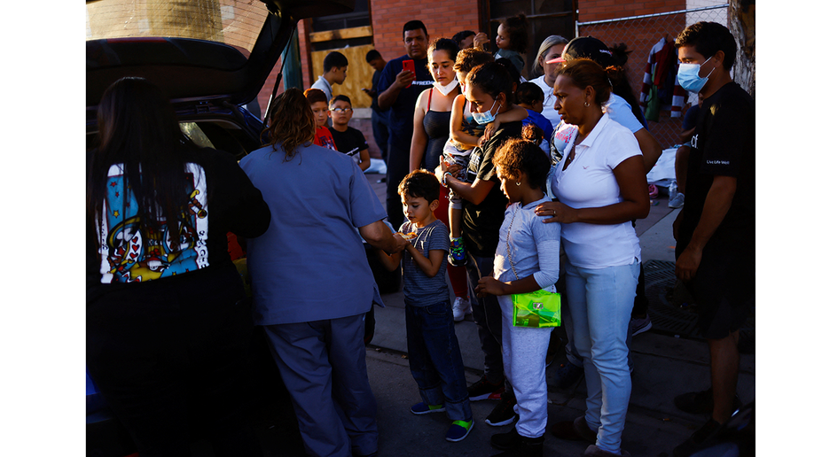 Photos show migrants crowding El Paso, Texas, streets | Fox News Photos show migrants crowding El Paso, Texas, streets | Fox News