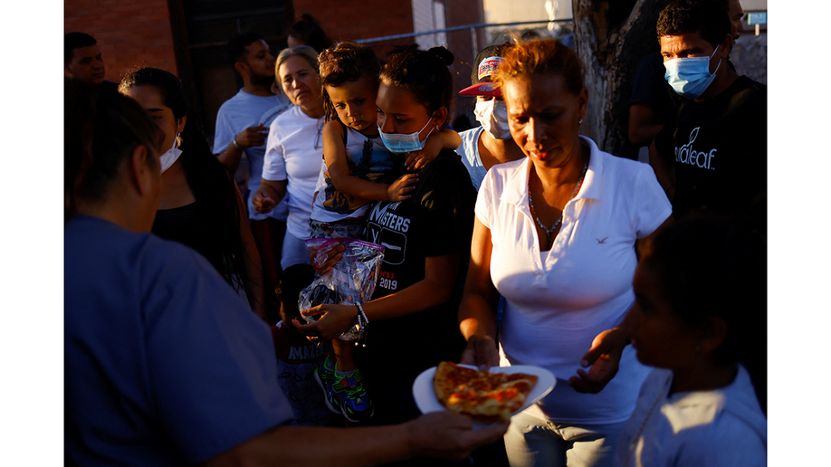 Photos show migrants crowding El Paso, Texas, streets | Fox News Photos show migrants crowding El Paso, Texas, streets | Fox News