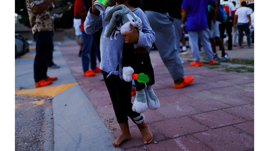 Photos show migrants crowding El Paso, Texas, streets | Fox News Photos show migrants crowding El Paso, Texas, streets | Fox News