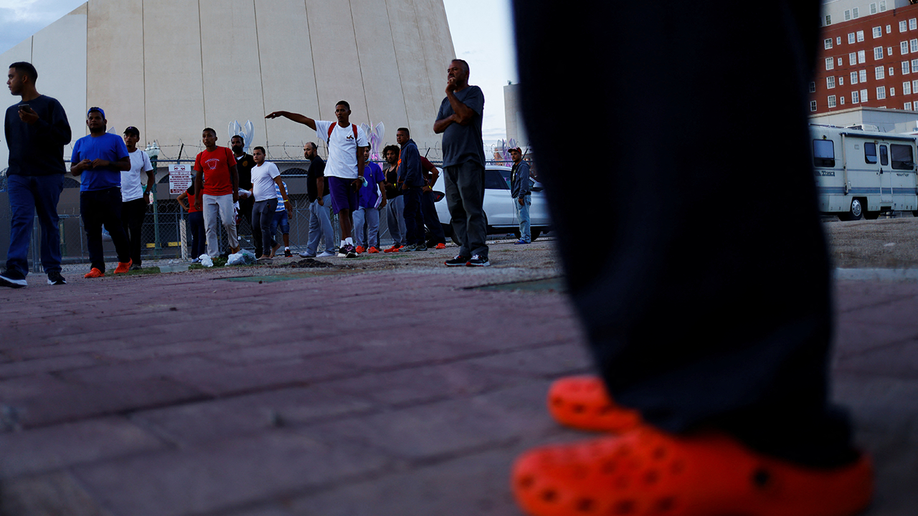 Photos show migrants crowding El Paso, Texas, streets | Fox News Photos show migrants crowding El Paso, Texas, streets | Fox News