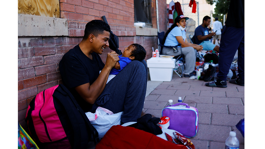 Photos show migrants crowding El Paso, Texas, streets | Fox News Photos show migrants crowding El Paso, Texas, streets | Fox News