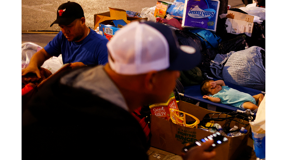 Photos show migrants crowding El Paso, Texas, streets | Fox News Photos show migrants crowding El Paso, Texas, streets | Fox News