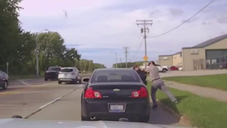 Ohio Good Samaritans Rush To Help Police Officer In Roadside Struggle