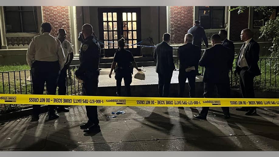 New York Girl 17 Fatally Shot Outside Of Brooklyn Apartment Suspects