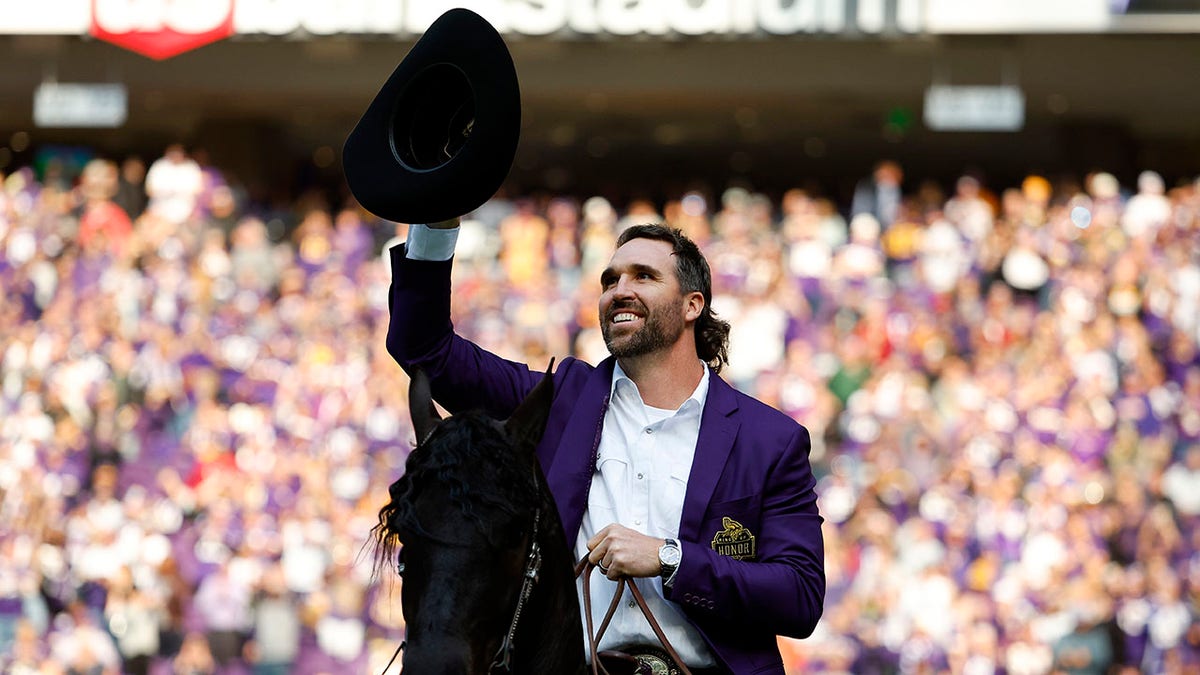 NFL great Jared Allen enters US Bank Stadium on horseback before entering Vikings Ring of Honor Fox News