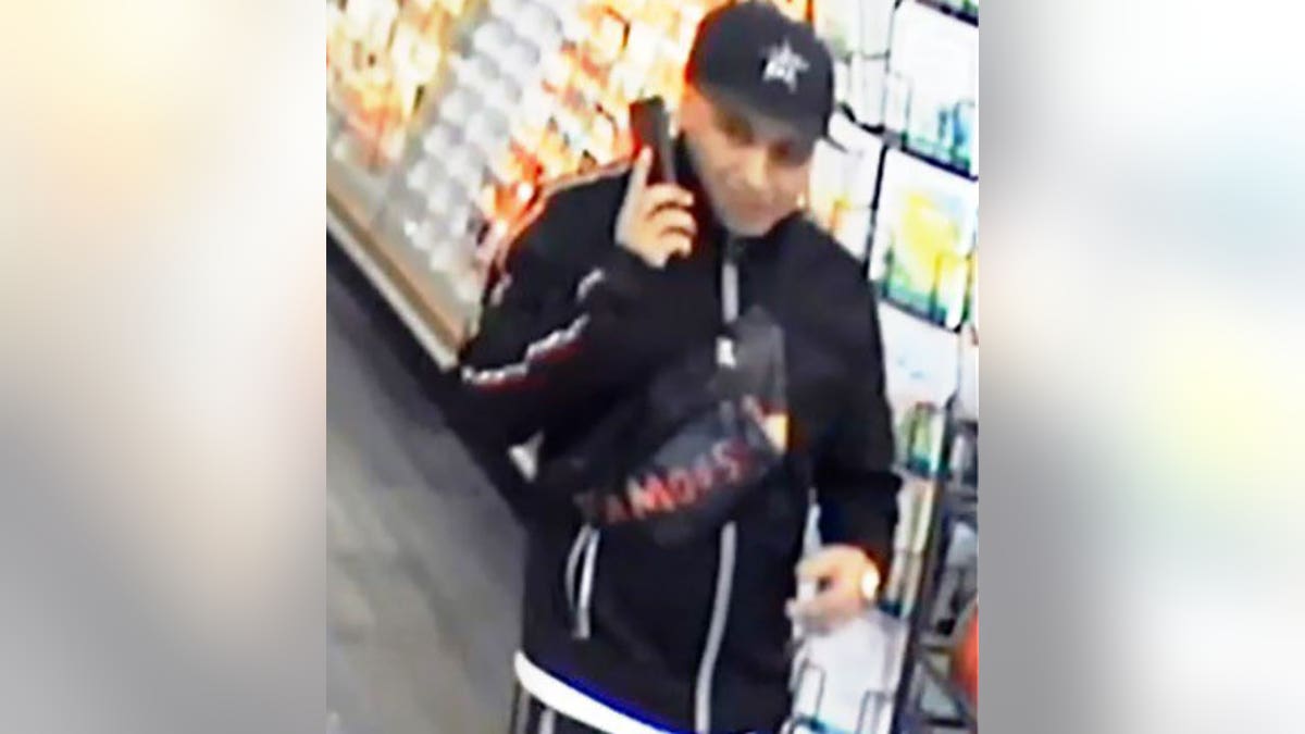Nyc Brazen Daylight 17k Robbery Caught On Camera As 66 Year Old Victim
