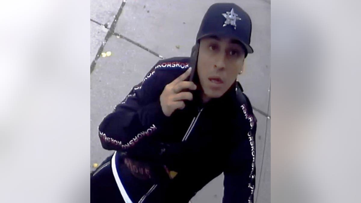 Nyc Brazen Daylight 17k Robbery Caught On Camera As 66 Year Old Victim