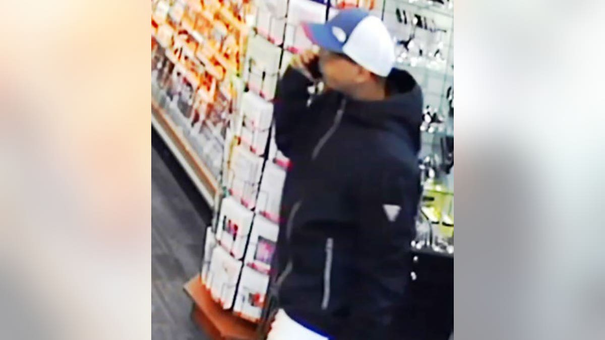 NYC brazen daylight $17K robbery caught on camera as 66-year-old victim ... NYC brazen daylight $17K robbery caught on camera as 66-year-old victim ...