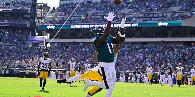 Eagles' AJ Brown starts NFL's best team off right with 3 touchdowns in ...