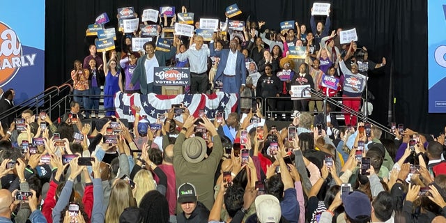 Obama makes last-minute push to get Democrats to vote in midterms, some ...