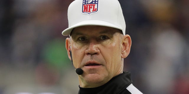 NFL ref Clete Blakeman makes bungled penalty announcement, laughs off ...