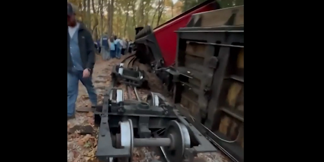 Video shows aftermath of train ride derailment at Missouri amusement ...