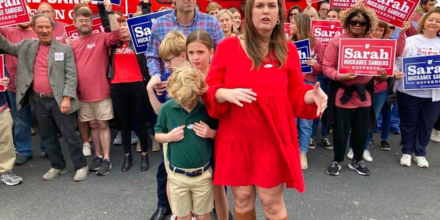 Sarah Huckabee Sanders makes history as Arkansas' first female governor ...