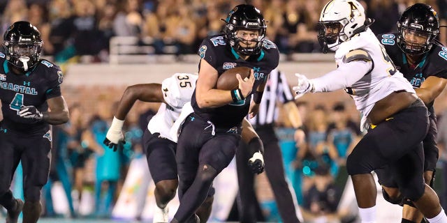 At least 5 hurt after Coastal Carolina crowd storms field following ...