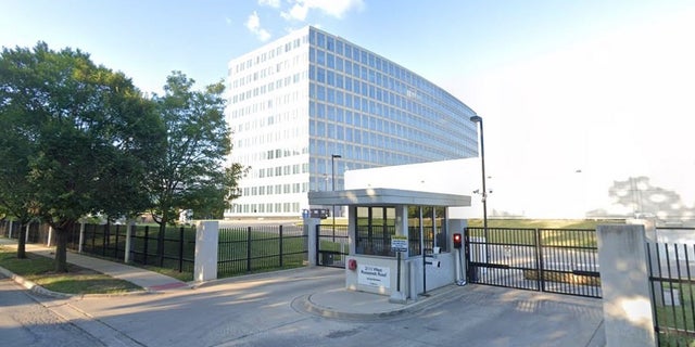 Guard shack at FBI's Chicago building attacked, suspect allegedly tried ...